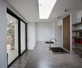 Casa nel bosco di ulivi by Luca Zanaroli Architects - Gessato