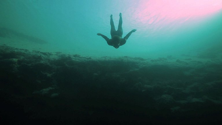 “Free Fall:” An Awe-Inspiring Video of Deep-Sea Freediving - Gessato