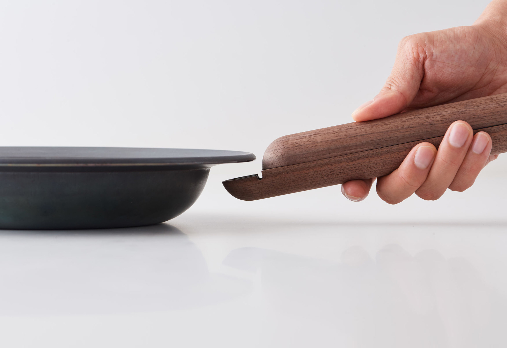 JIU, A Lightweight Cast Iron Skillet With A Multifunctional Design ...