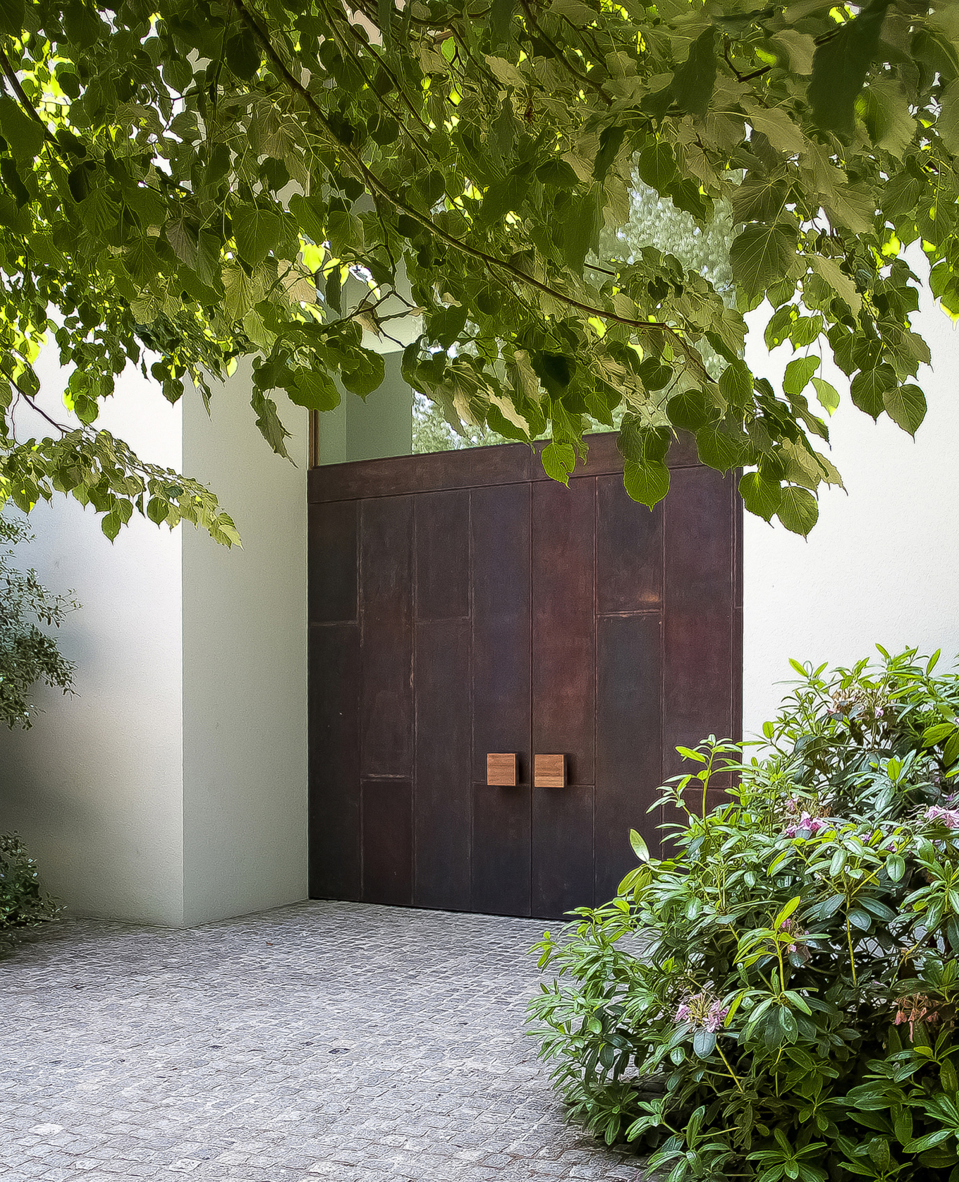 A Minimalist-Modernist House Nestled in A Lush Landscape - Gessato