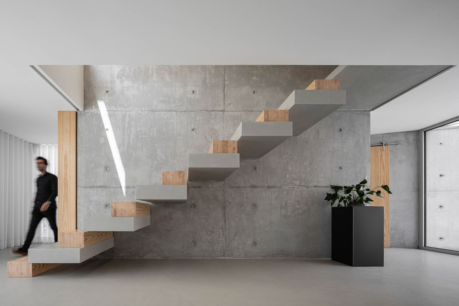 Floating Staircases That Are the Highlight of Stunning Homes - Gessato