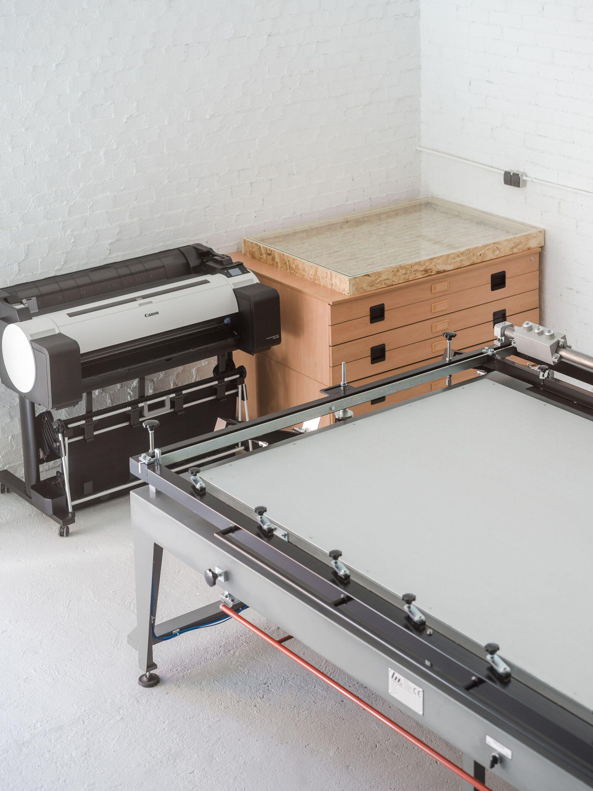 La Calor, A Minimalist Screen Printing Studio in Madrid - Gessato