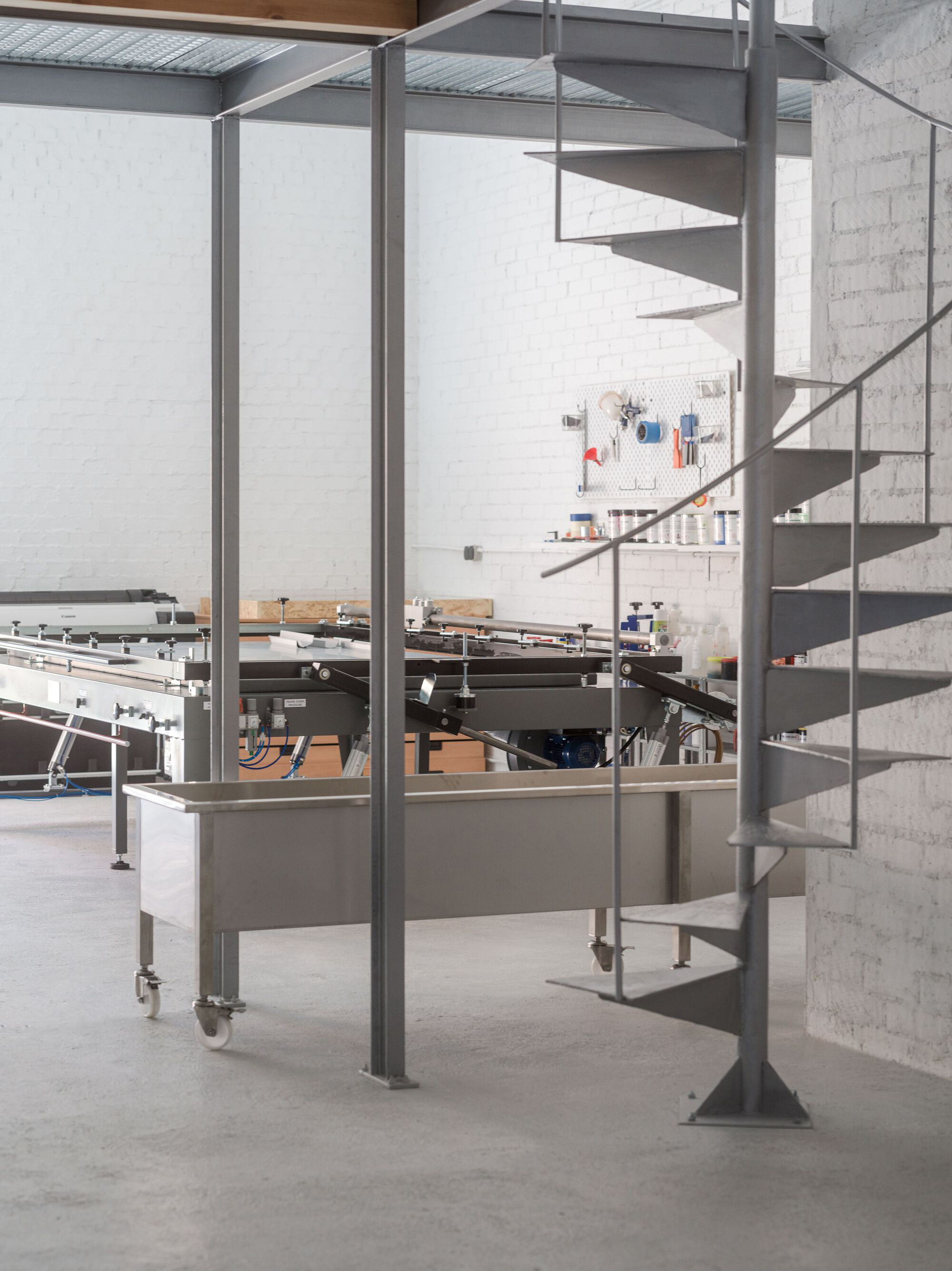 La Calor, A Minimalist Screen Printing Studio in Madrid - Gessato