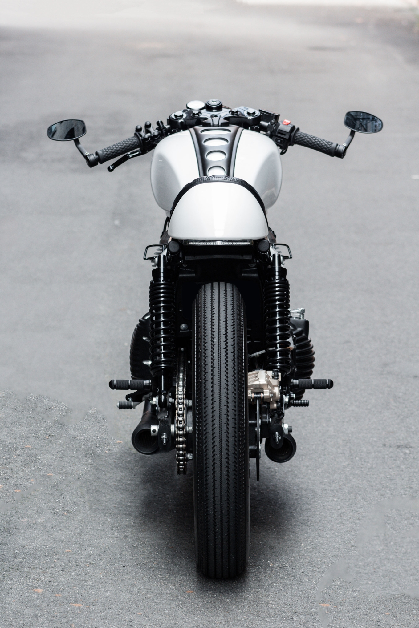 Imperfecta: The Cafe Racer Redefining Motorcycle Aesthetics - Gessato